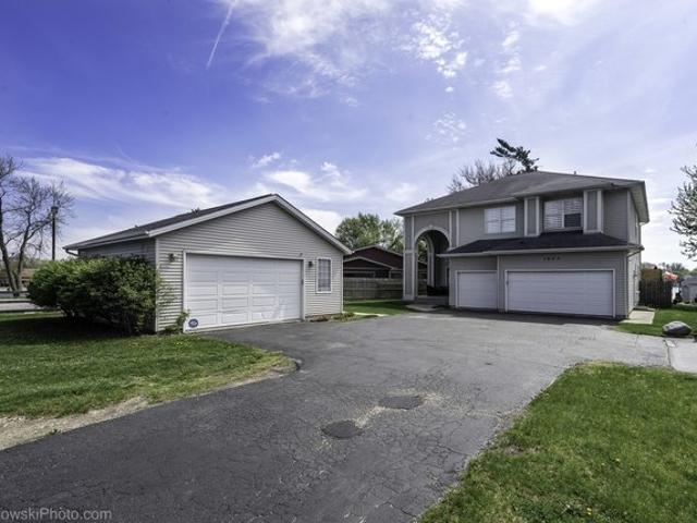 1907 E Grand Ave, Lindenhurst, IL 60046