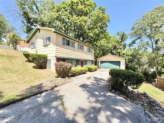 1908 Main Dr, High Ridge, MO 63049