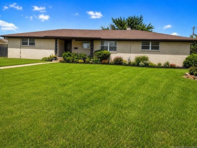 1908 Lakeview Dr, Sulphur, OK 73086