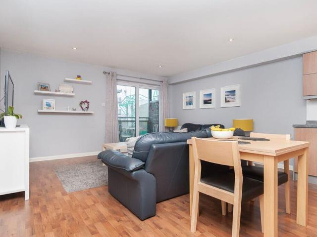 1908L Hawkhill Close, Edinburgh, EH7 6FG 2 bed flat to rent £1,275 pcm £294 pw