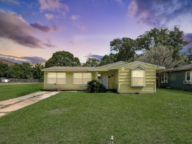 1909 Brooks Ave, Rosenberg, TX 77471