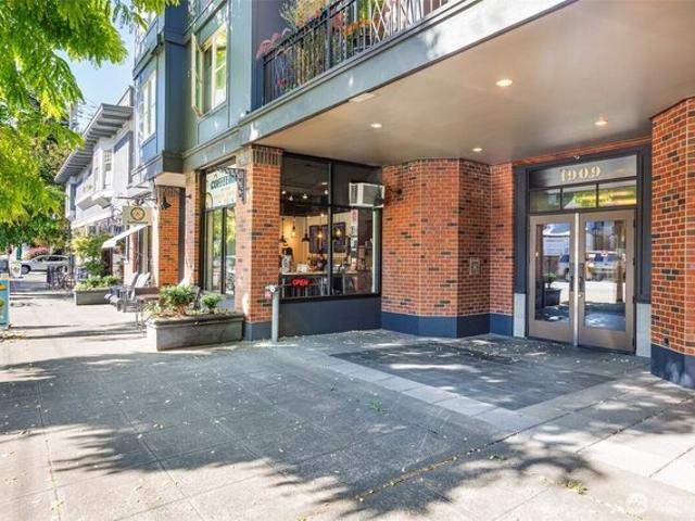 1909 10th Ave W Apt 201, Seattle, WA 98119