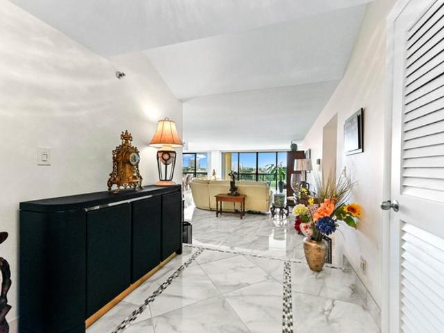 1900 Consulate Pl Apt 604, West Palm Beach, FL 33401