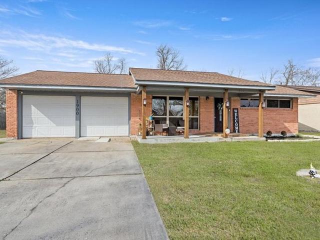1900 Wildwood Ave, Orange, TX 77632