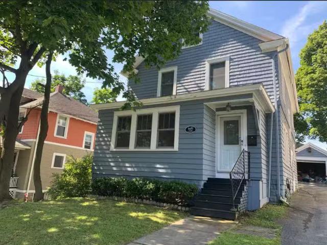 $1900 3 Bedroom 1.5 Bathroom House In Strathmore With Great.