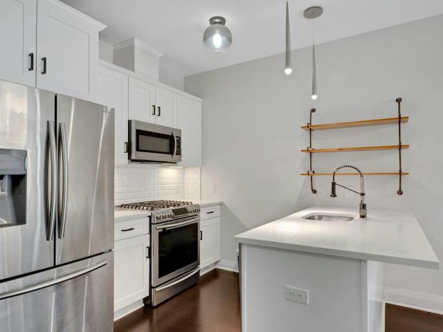 1901 Summit Ave # 205