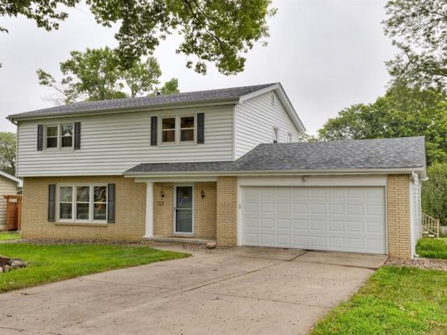 1901 80th St, Windsor Heights, IA 50324