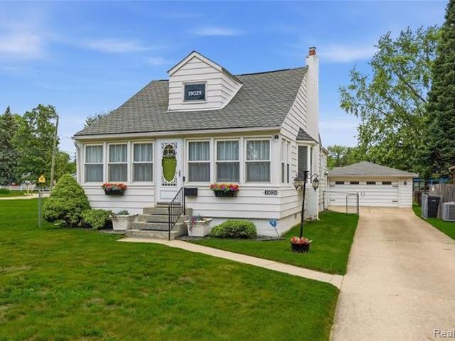 19029 Florian St, Roseville, MI 48066
