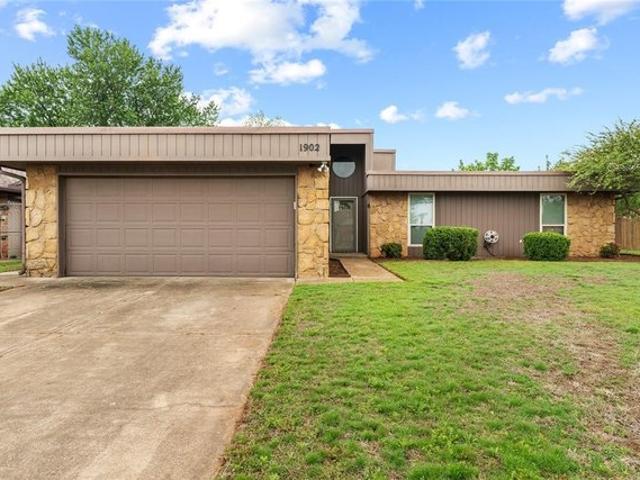 1902 Morren Dr, Norman, OK 73071