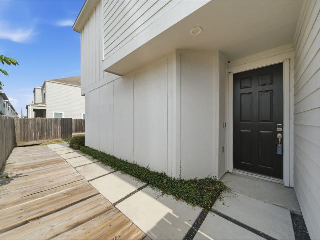 1902 Hollister Spruce Lane