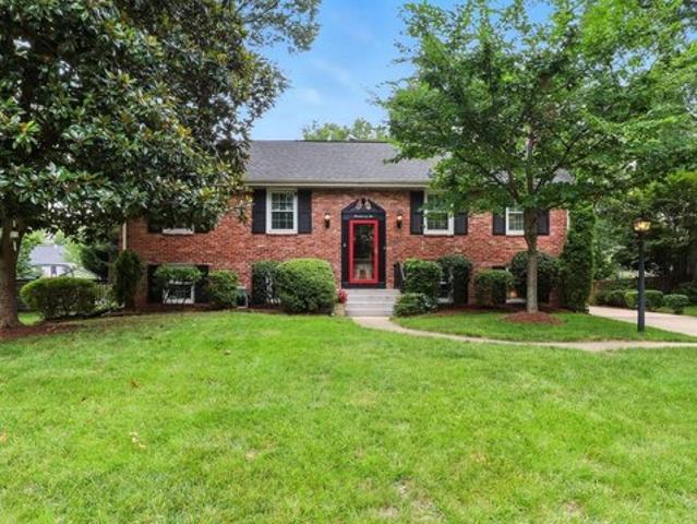 1902 Stirrup Ln, Alexandria, VA 22308