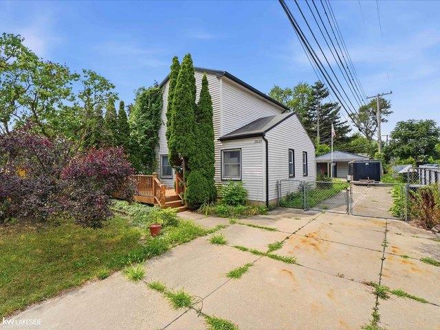 19039 Deering St, Livonia, MI 48152