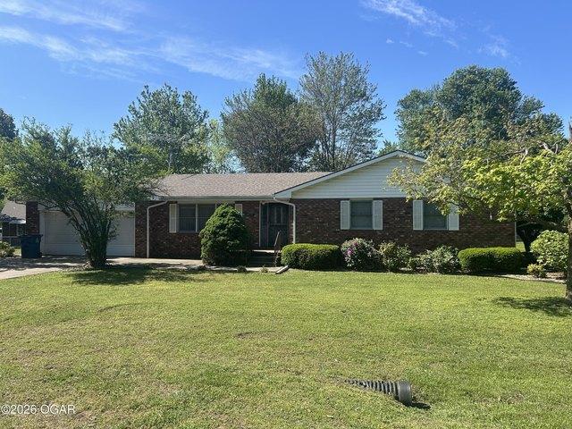 1903 Briarwood Ln, Lamar, MO 64759