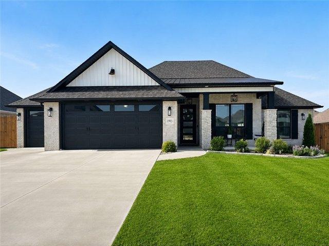 1903 Crump St, Pea Ridge, AR 72751