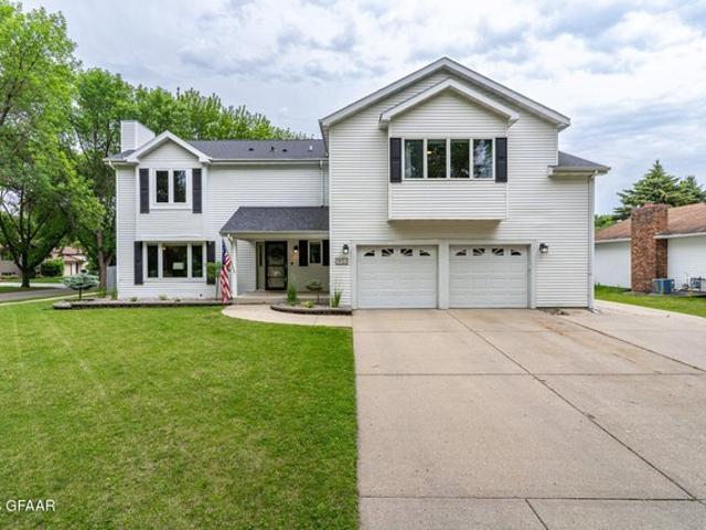 1903 38th St S, Grand Forks, ND 58201