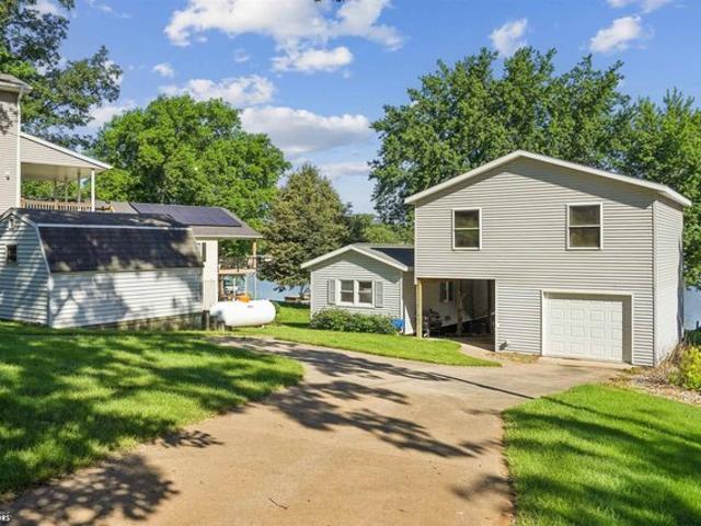 190 Center Point Dr, Montezuma, IA 50171