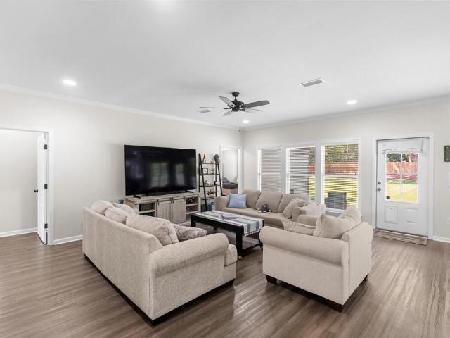 190 Magnolia Ln