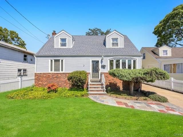 190 Sylvester St, Westbury, NY 11590