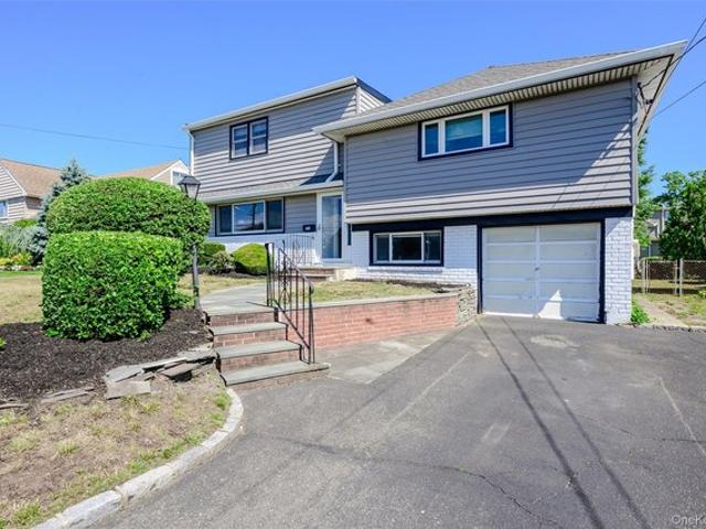 190 W Waukena Ave, Oceanside, NY 11572