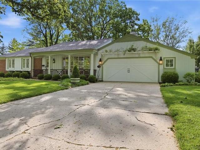 1914 Meadowlake Dr, Charleston, IL 61920