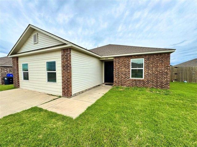 1914 Oak Tree Ct, Shawnee, OK 74804