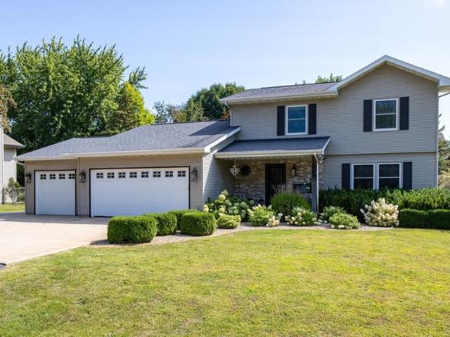 1914 Amy Jo Dr, Oshkosh, WI 54904