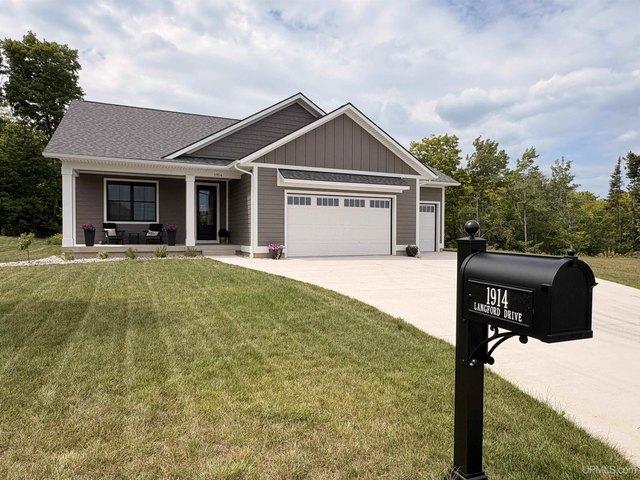 1914 Langford Dr, Marquette, MI 49855