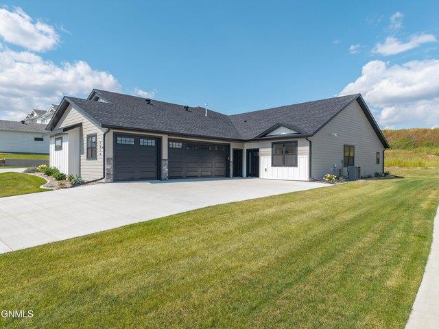1914 Prairie Hawk Dr, Bismarck, ND 58503