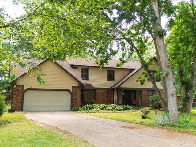 1914 S Hunters Ridge Ln, Greenwood, IN 46143