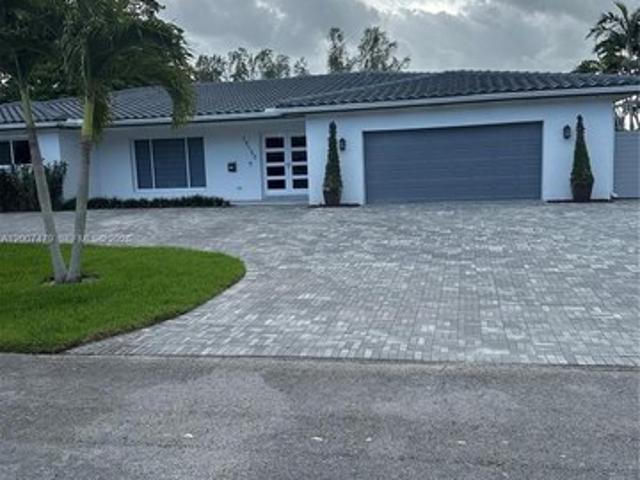 19150 S Saint Andrews Dr, Hialeah, FL 33015
