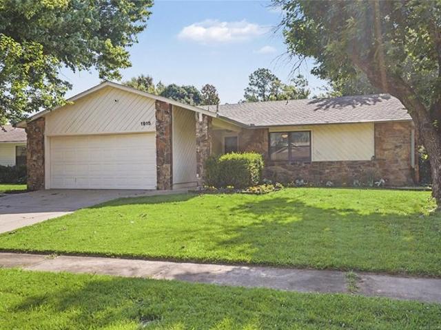 1915 N Eucalyptus Ct, Broken Arrow, OK 74012