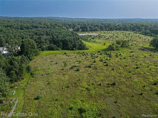 1915 N Hickory Ridge Rd, Highland, MI 48357