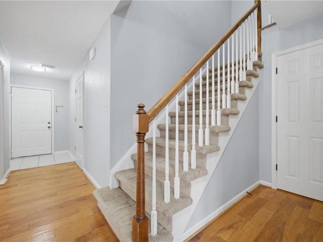1915 Abbotsbury CT