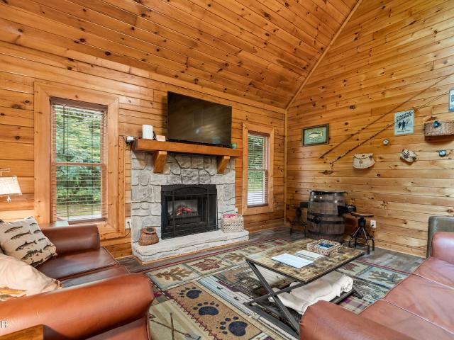 1915 Leatherwood Lane