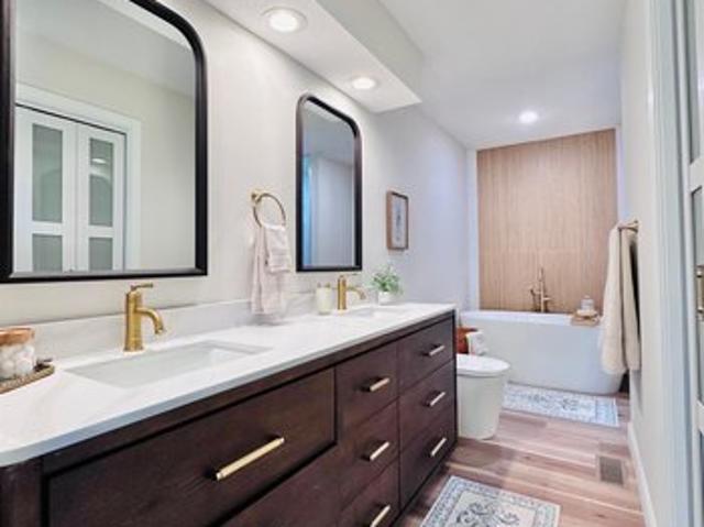 1915 Twin Circle Dr, Mendota Heights, MN 55118