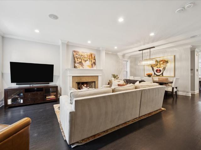 1915 W Wolfram Street