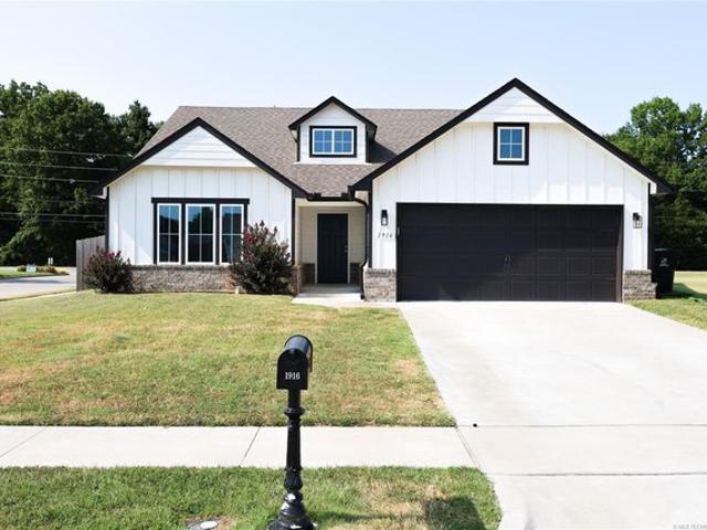 1916 E Tucson Pl, Broken Arrow, OK 74011