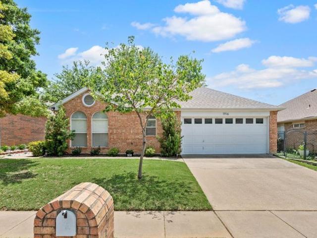 1916 Pine Ridge Dr, Bedford, TX 76021