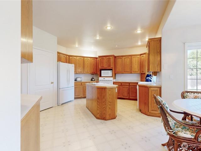 1916 SE Clover Court