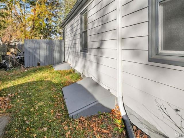 1916 Wood St, Saginaw, MI 48602