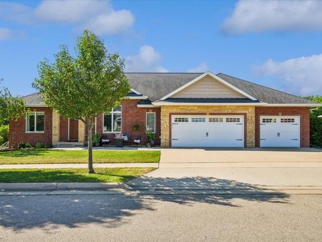 1918 Creek Wood Dr, Dubuque, IA 52003