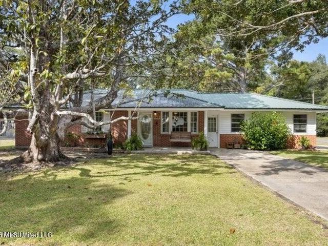1919 Stuart Ave, Ocean Springs, MS 39564