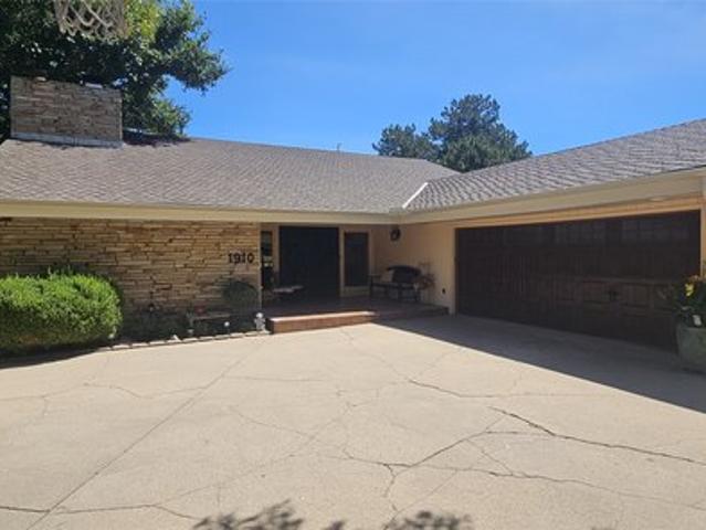 1910 Burr Pkwy, Dodge City, KS 67801