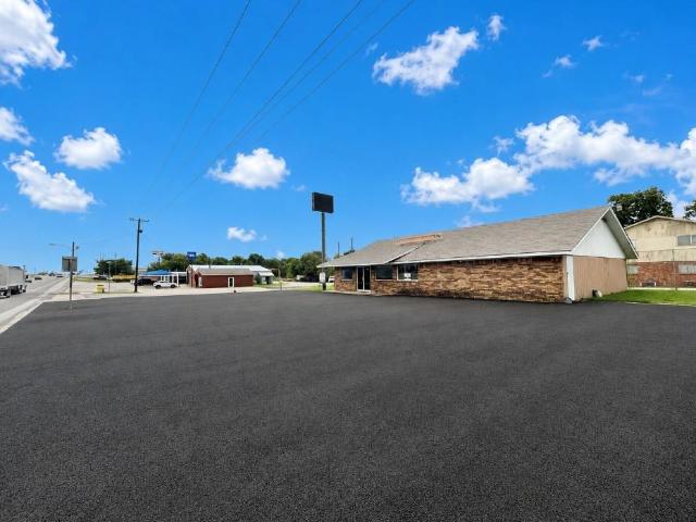 1910 E Highway 82