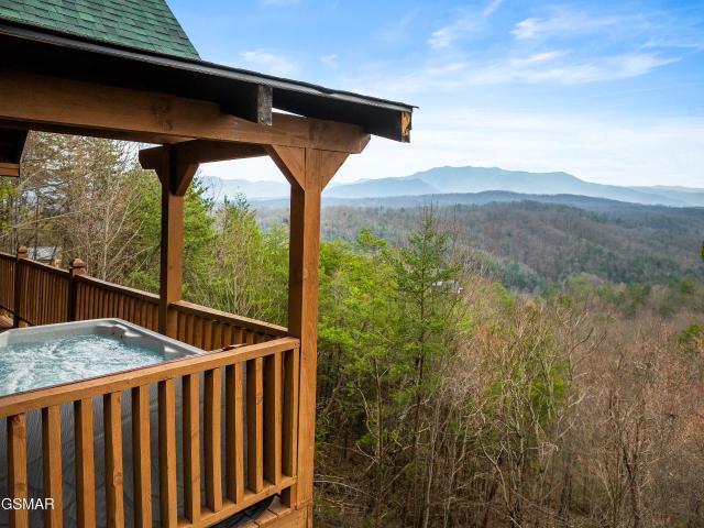1910 E Mountain View Way