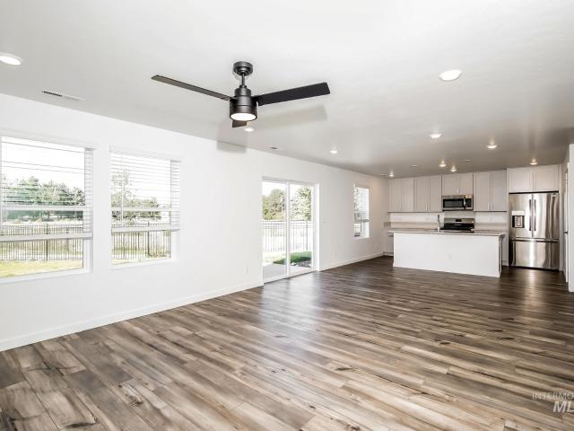 1910 E Springloyd St