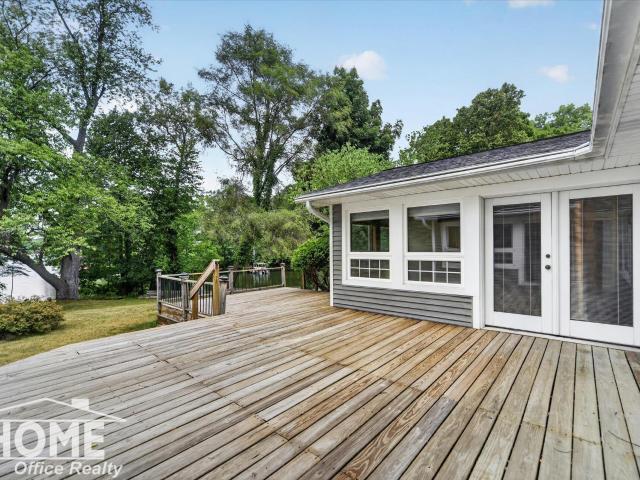 1910 Lake Court
