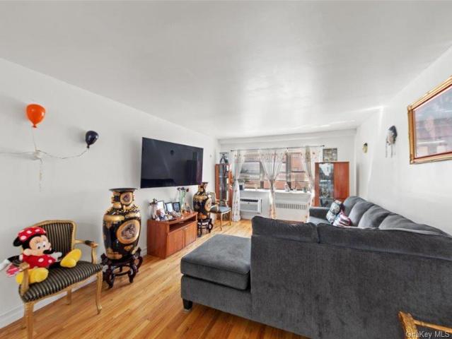 1910 Pelham Parkway South, Unit 3G