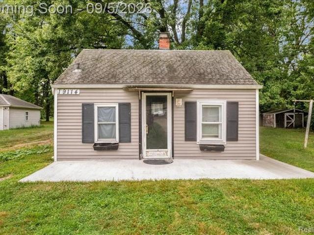 19114 Toepfer Dr, Eastpointe, MI 48021