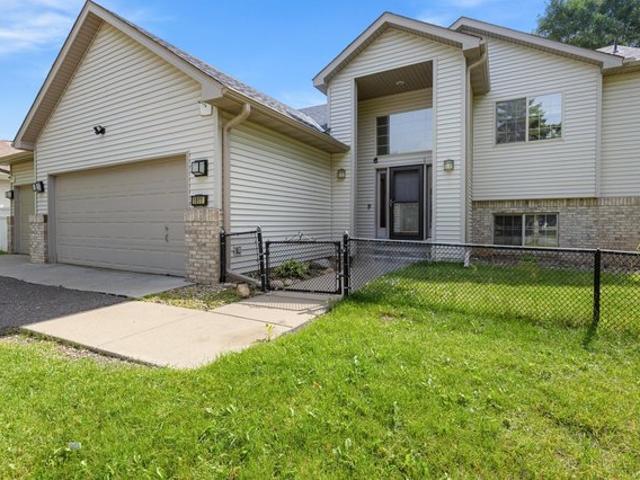 1911 Queens Dr, Woodbury, MN 55125